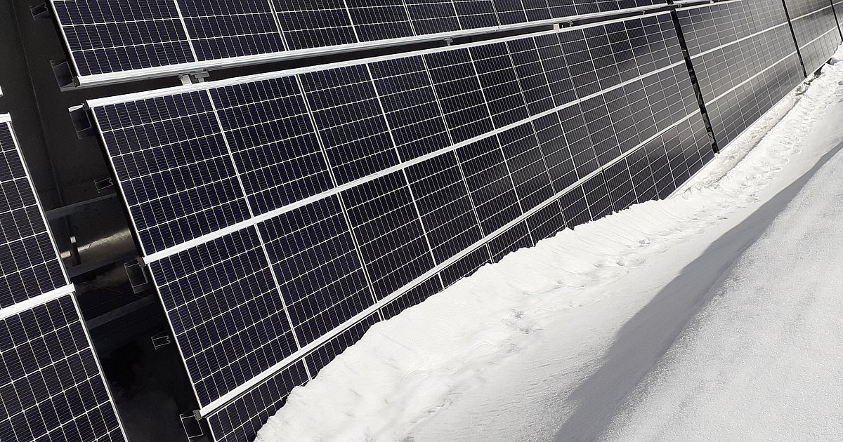 Photovoltaic systems under snow pressure