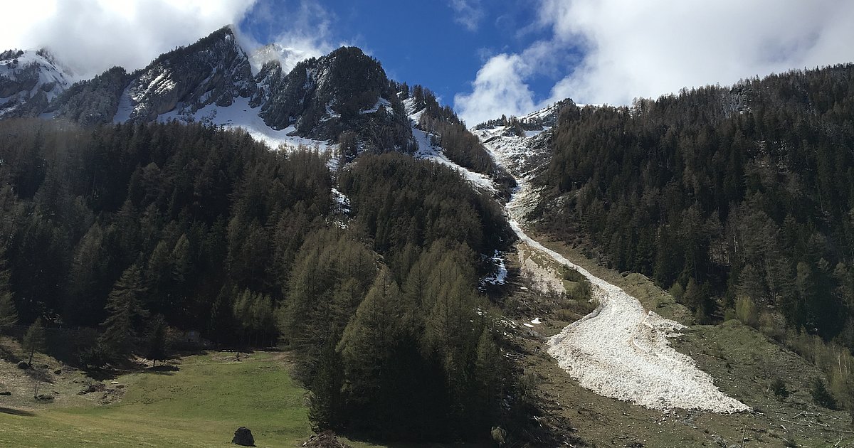 Snow instability in a changing climate