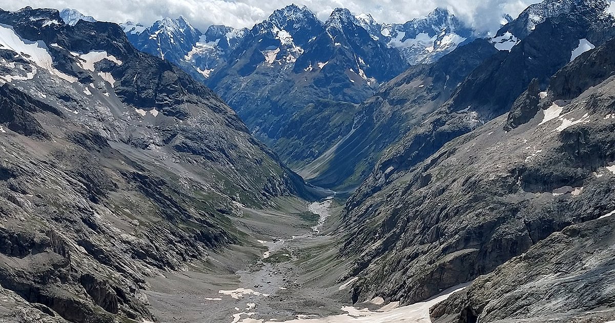 Predicting floods and droughts under global change