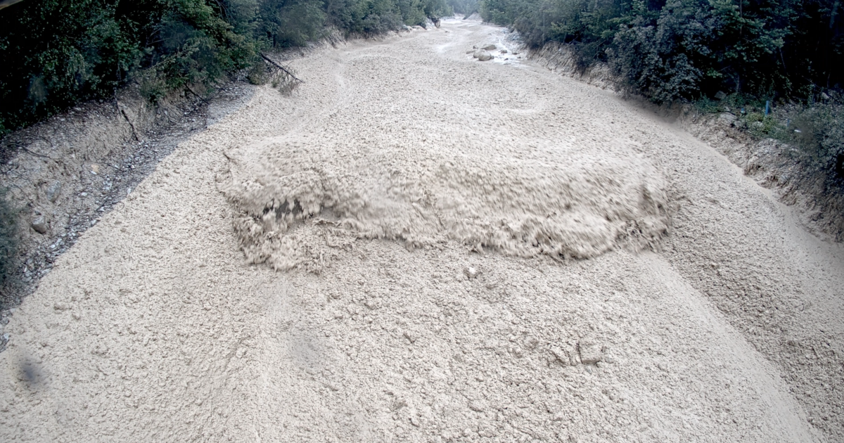 Detection and Simulation of Roll Waves in Debris Flows